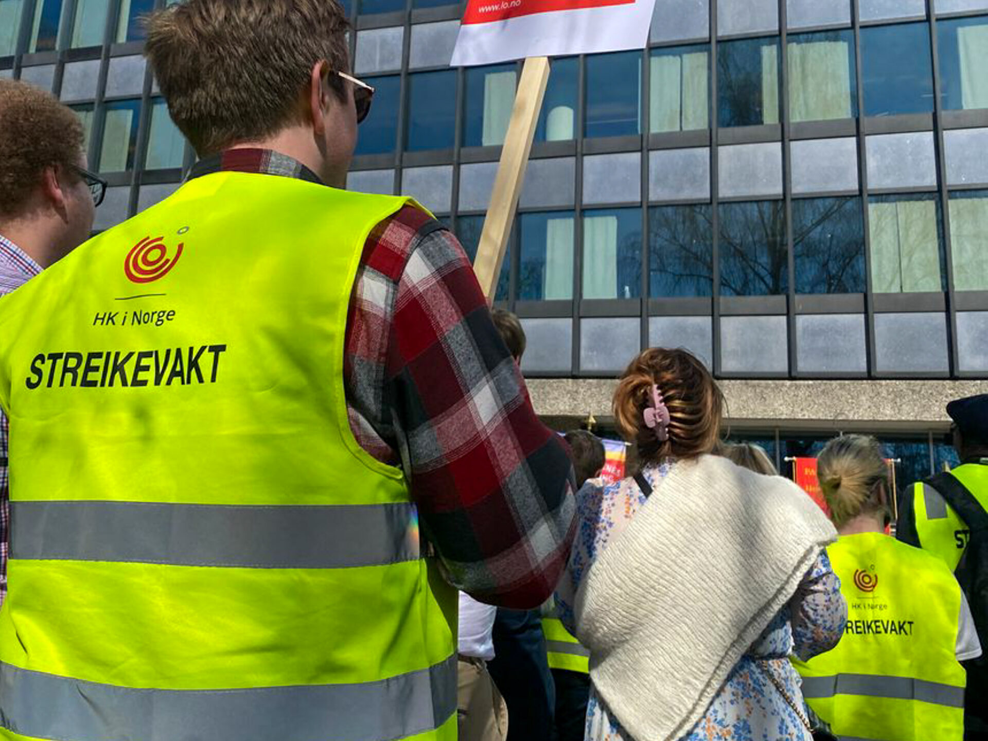 Mellomoppgjøret 2025: Oversikt over bedrifter som kan bli tatt ut i streik - HK Norge
